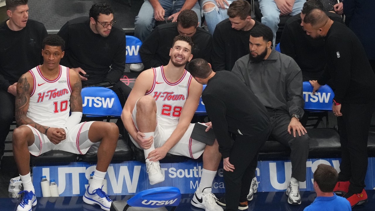Rockets’ Alperen Sengun exits vs. Mavericks with ankle injury