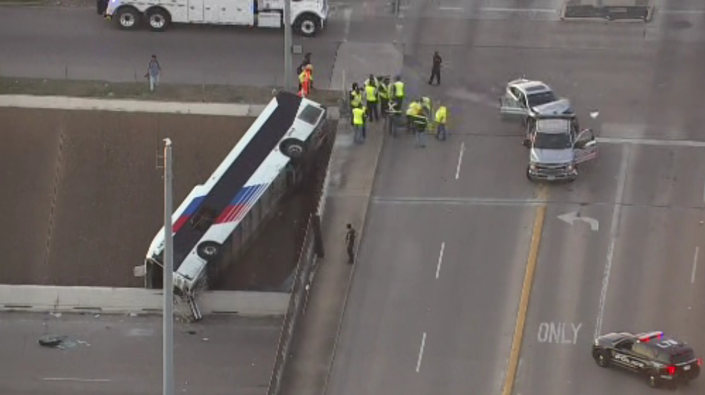 Autobús de METRO cae de puente tras choque en McGowen y autopista 288