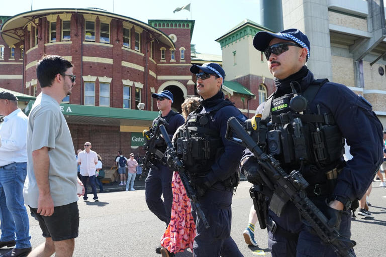 England 114-3 at lunch on day 1 of final Ashes Test after Bondi tribute ...