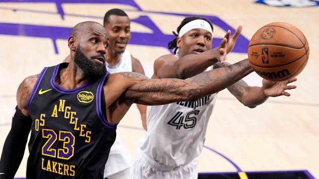 Raptors pull away from Hawks late in high-scoring affair