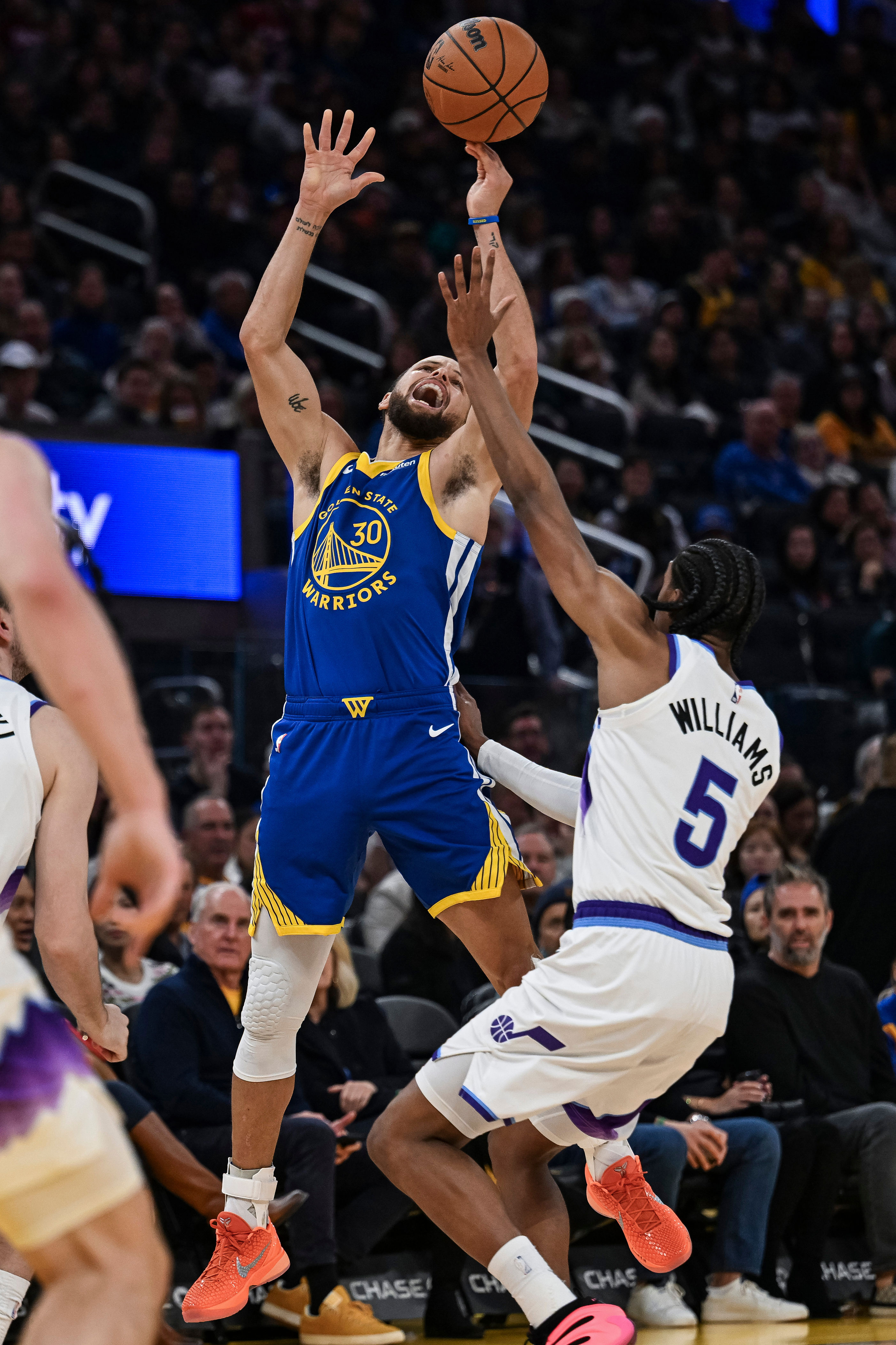 Curry scores 31 points in return from one-game absence with ankle ...