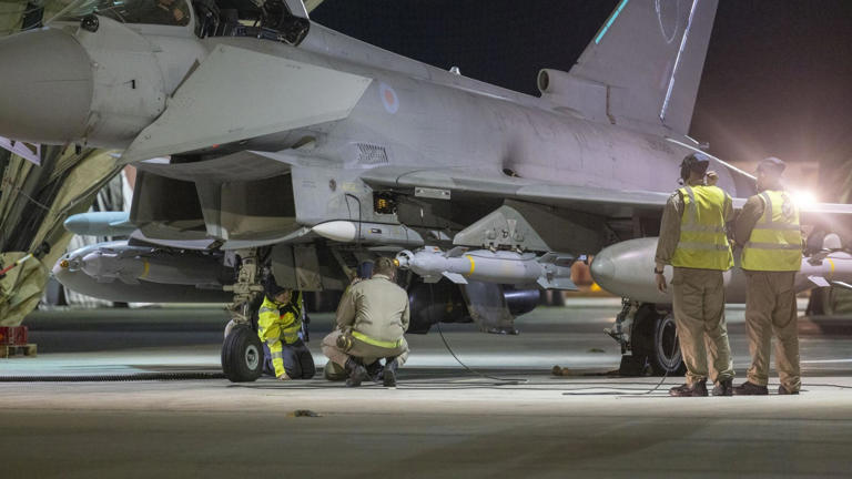 Zellen seien weiter aktiv: Britische und französische Luftwaffe greifen ...