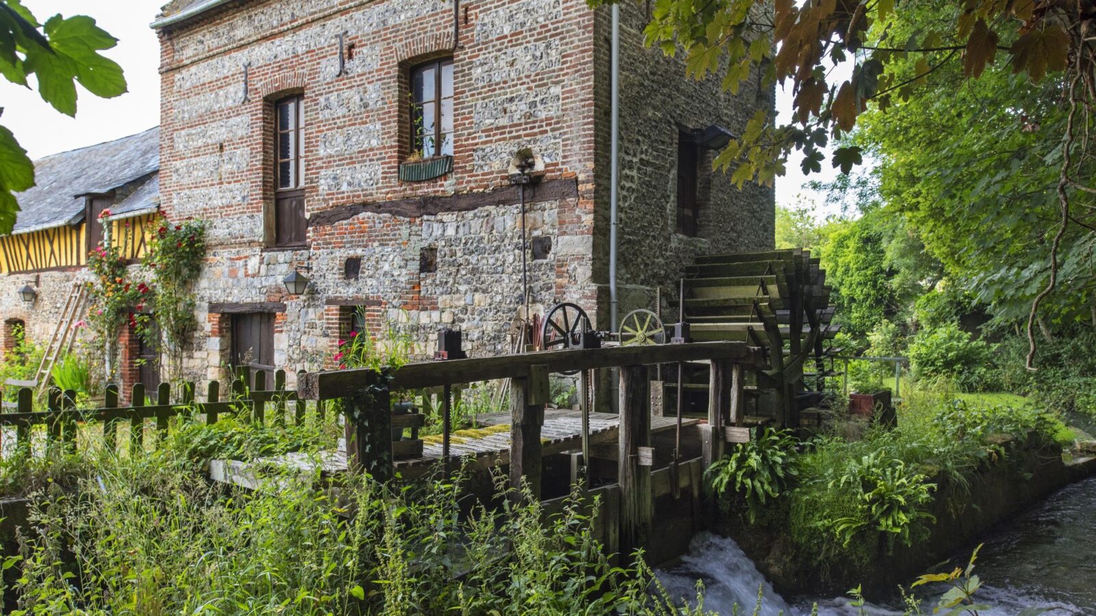 Ce village normand pittoresque, traversé par le plus petit fleuve de ...