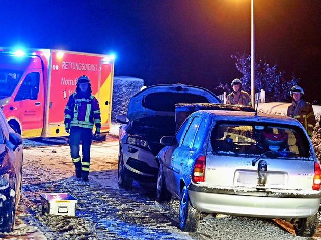 Kind verletzt: Autos stoßen frontal zusammen - Vollsperrung