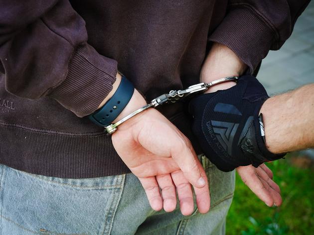 Polizisten wollen Brüder-Streit schlichten – und werden selbst attackiert