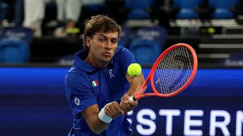 Cobolli perde la pallina dalla tasca, discute con arbitro e Wawrinka ...