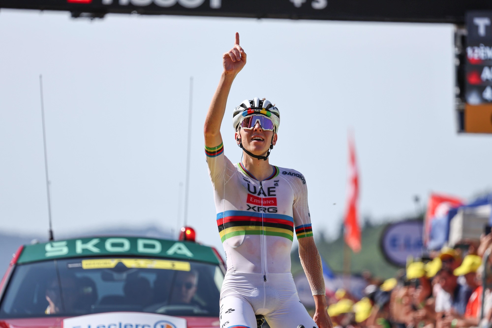 Groot renner, groot mens: Tadej Pogacar rijdt mee in herdenkingstocht ...