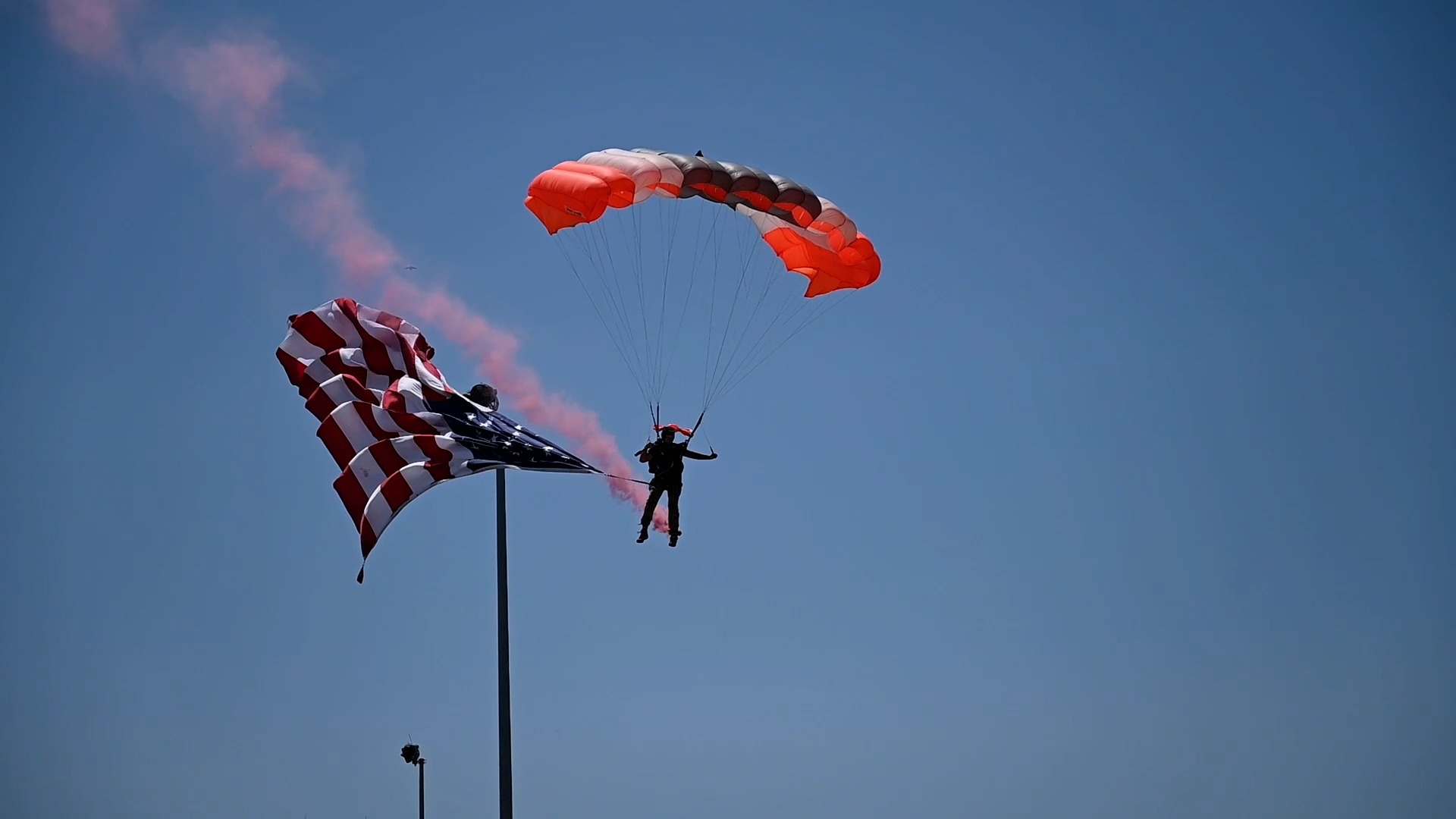 Salto com bandeira americana abre show aéreo em Beale