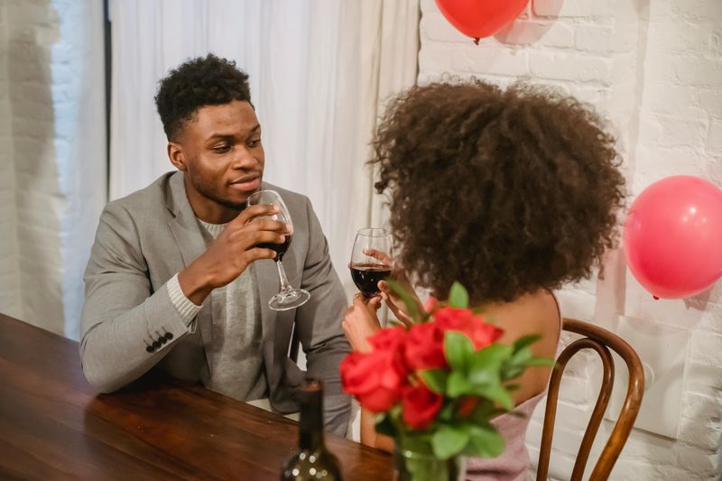 7 things men do on first dates that give women the ick immediately