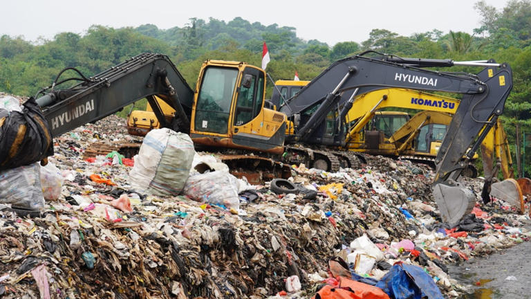 DLH Cianjur angkut 16 ton sampah selama libur tahun baru, libatkan 310 ...