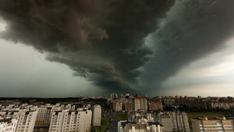 Un frente de tormentas, lluvias y nubes negras avanza a toda velocidad ...