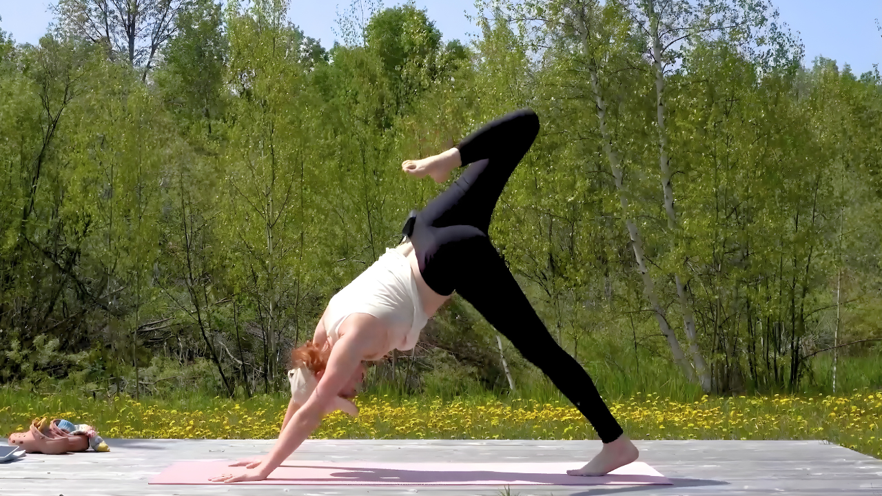 15 min yoga flow to awaken creativity and intellect