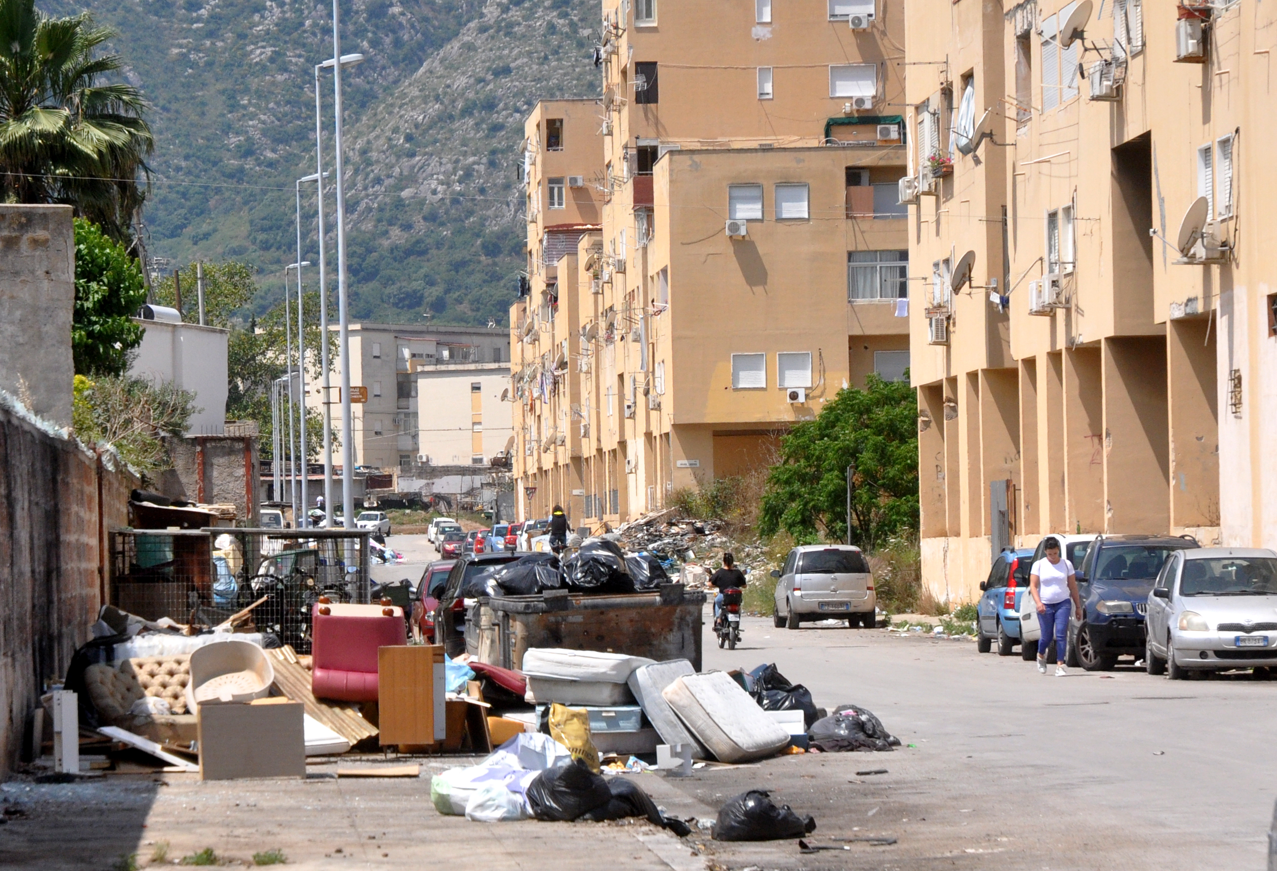Più pattuglie in strada e videosorveglianza: ecco il piano per lo Zen ...