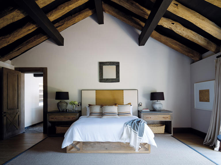 Esta casa de Alejandro Escudero parece fundida en la naturaleza cerca ...