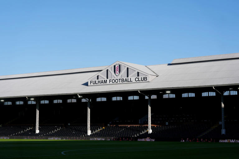 Late drama as Reed’s stunning goal denies Liverpool win at Fulham