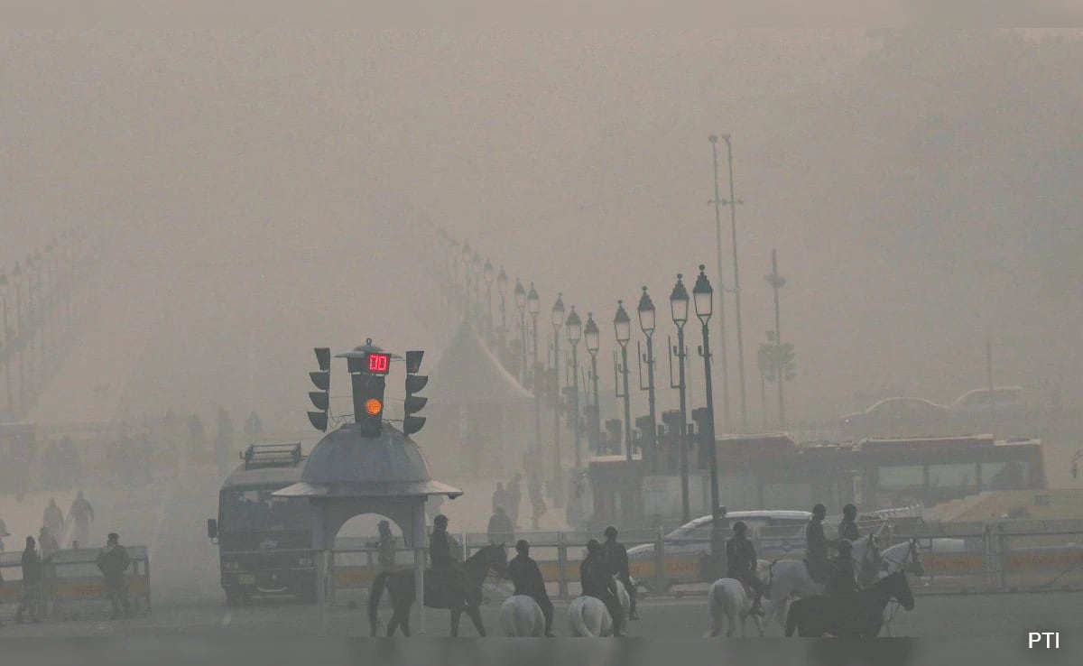Smog blankets Delhi as AQI remains 'poor', residents face breathing ...