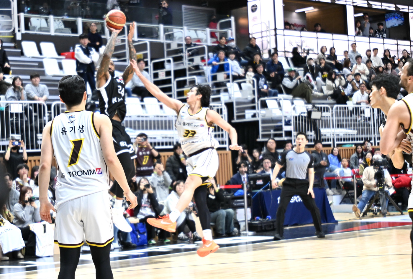 '윌리엄스 버저비터' KT, 선두 LG에 극적 뒤집기…4연승 질주