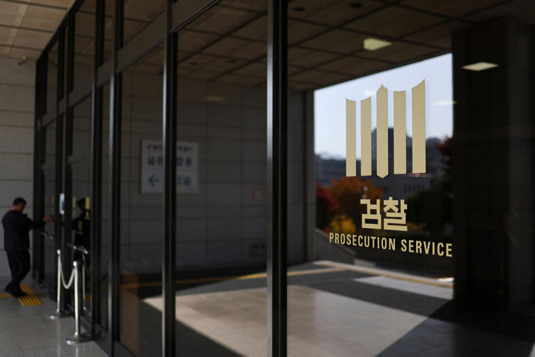 Industrial Bank of Korea staff indicted over 74.4 billion won illegal loans