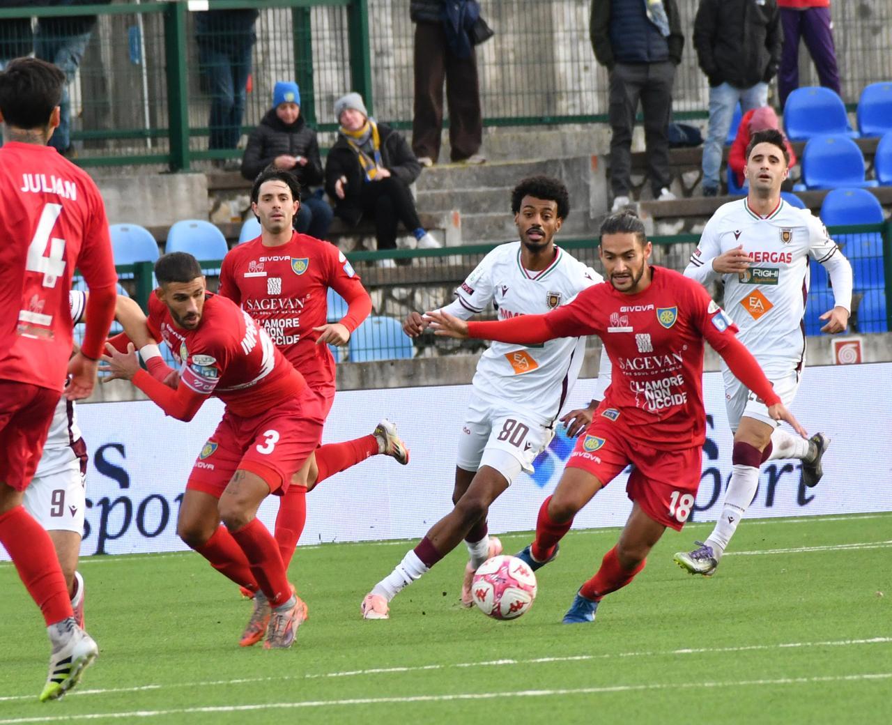 Carrarese tutti presenti ai Marmi contro il Bari. A centrocampo rientra ...