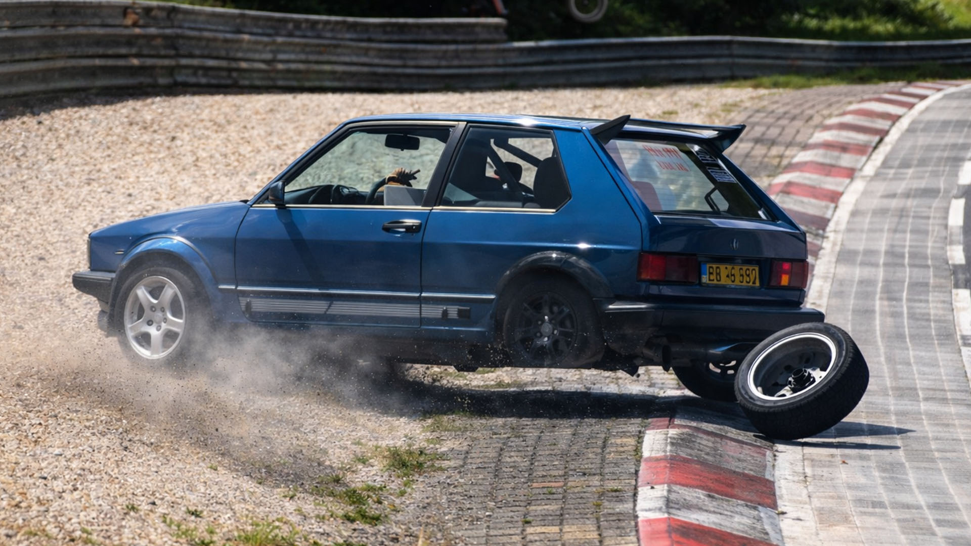 Auto zwaar gecrasht in bocht op de Nordschleife