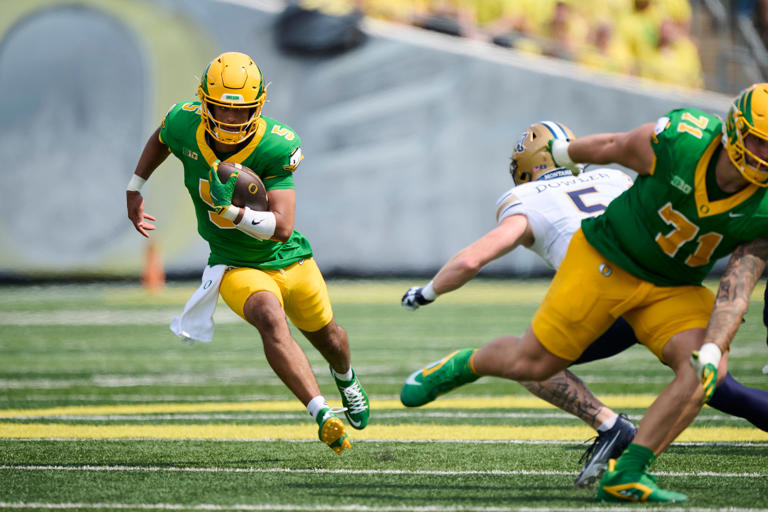 Predicting Oregon Ducks' offensive depth chart ahead of spring season
