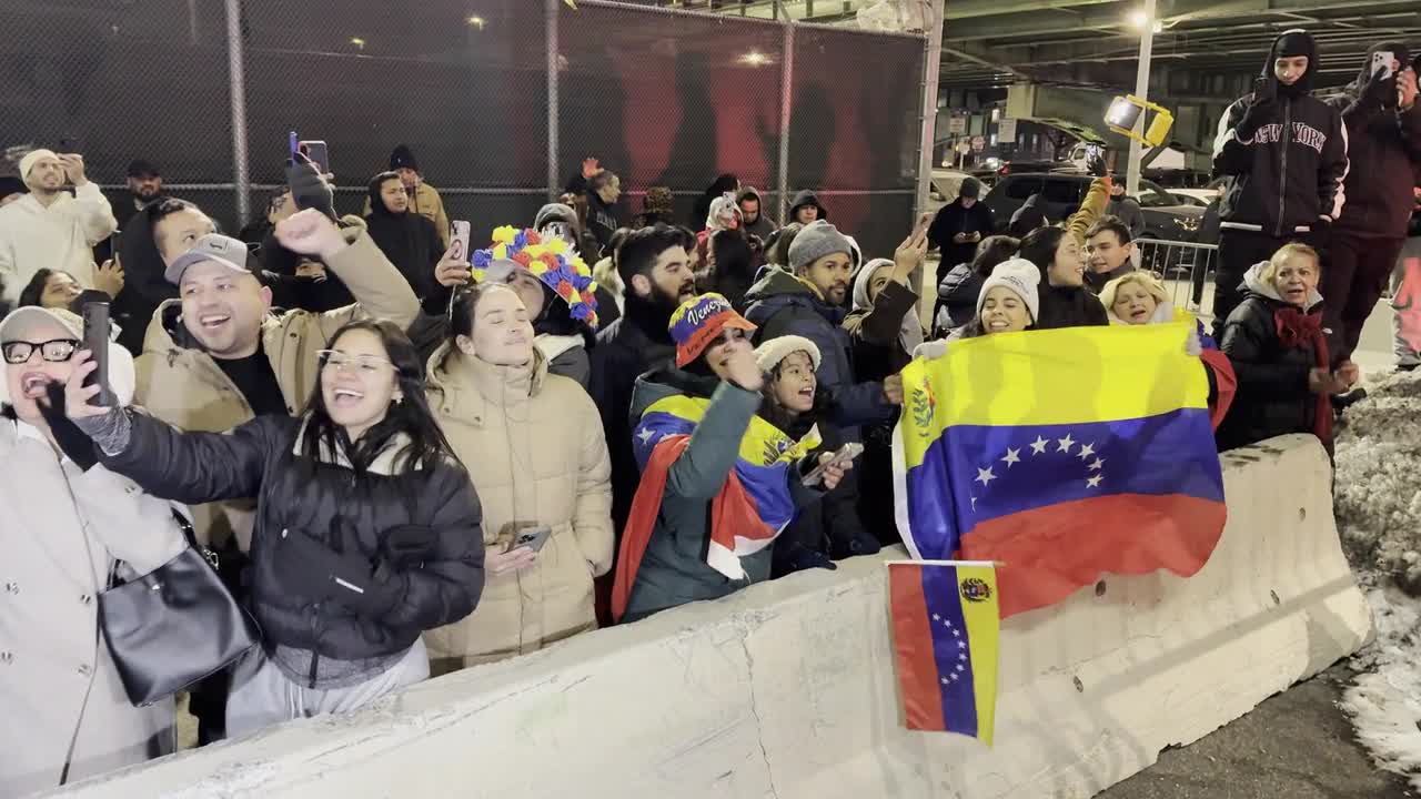 Anti-Maduro demonstrators chant and sing outside Metropolitan Detention ...