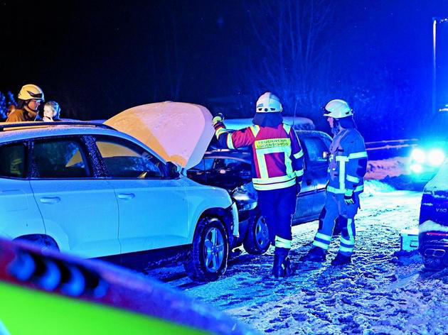 Kind verletzt: Autos stoßen frontal zusammen - Vollsperrung
