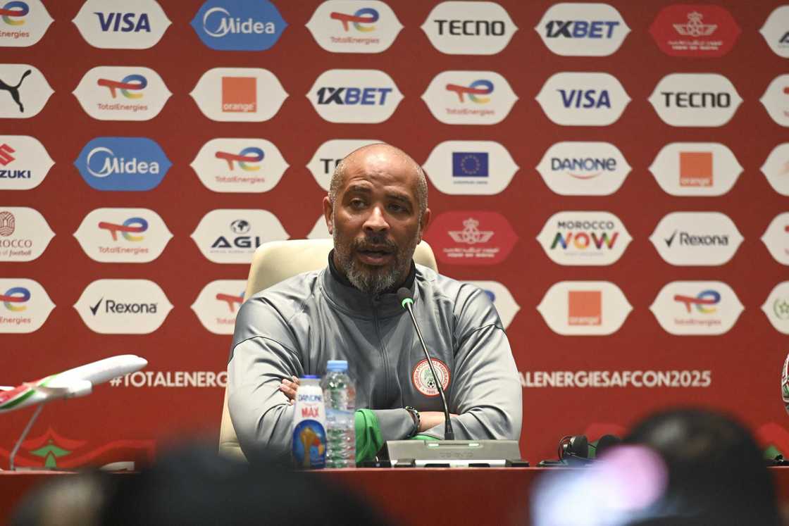 Eric Chelle finally explains why they kept pouring water on his head ...