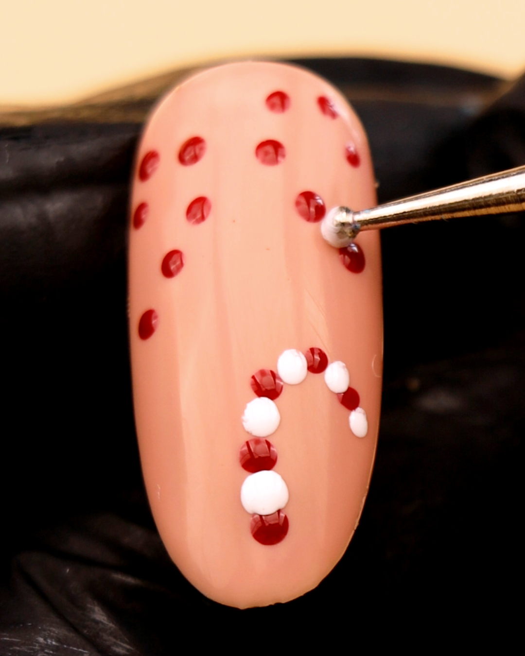 Sweet candy cane inspired nail design💅