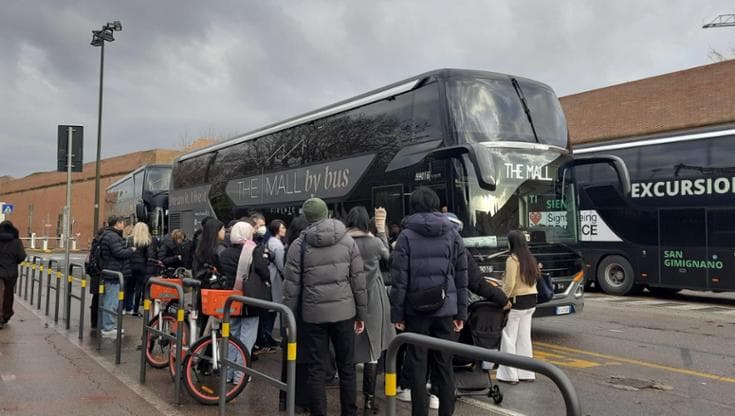 Primo giorno dei saldi sul bus dello shopping: "Obiettivo, l’outlet"