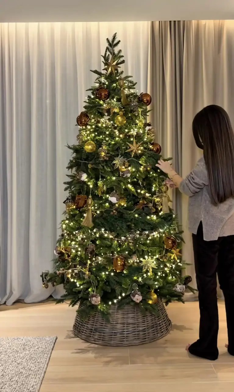 El elegante árbol de Navidad de Violeta Mangriñán: decorado con ...