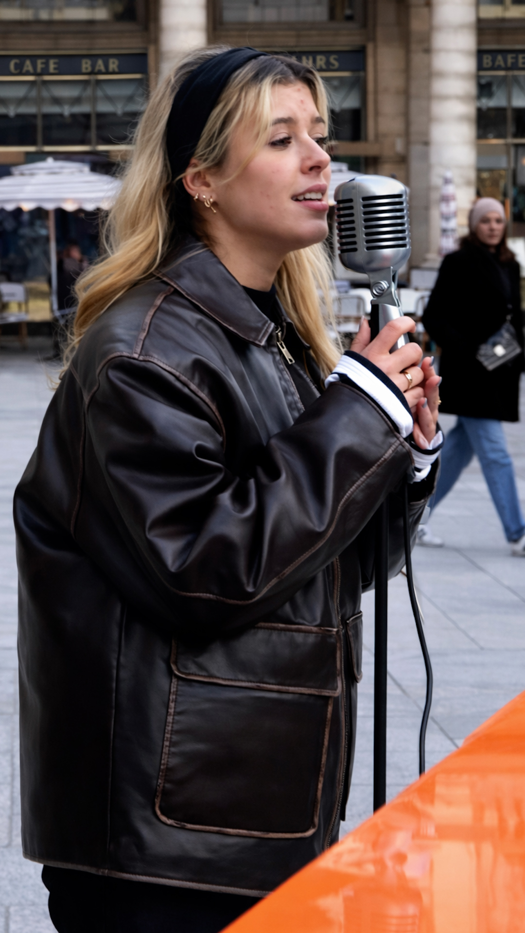 Singing together in public with Victoire Solveig