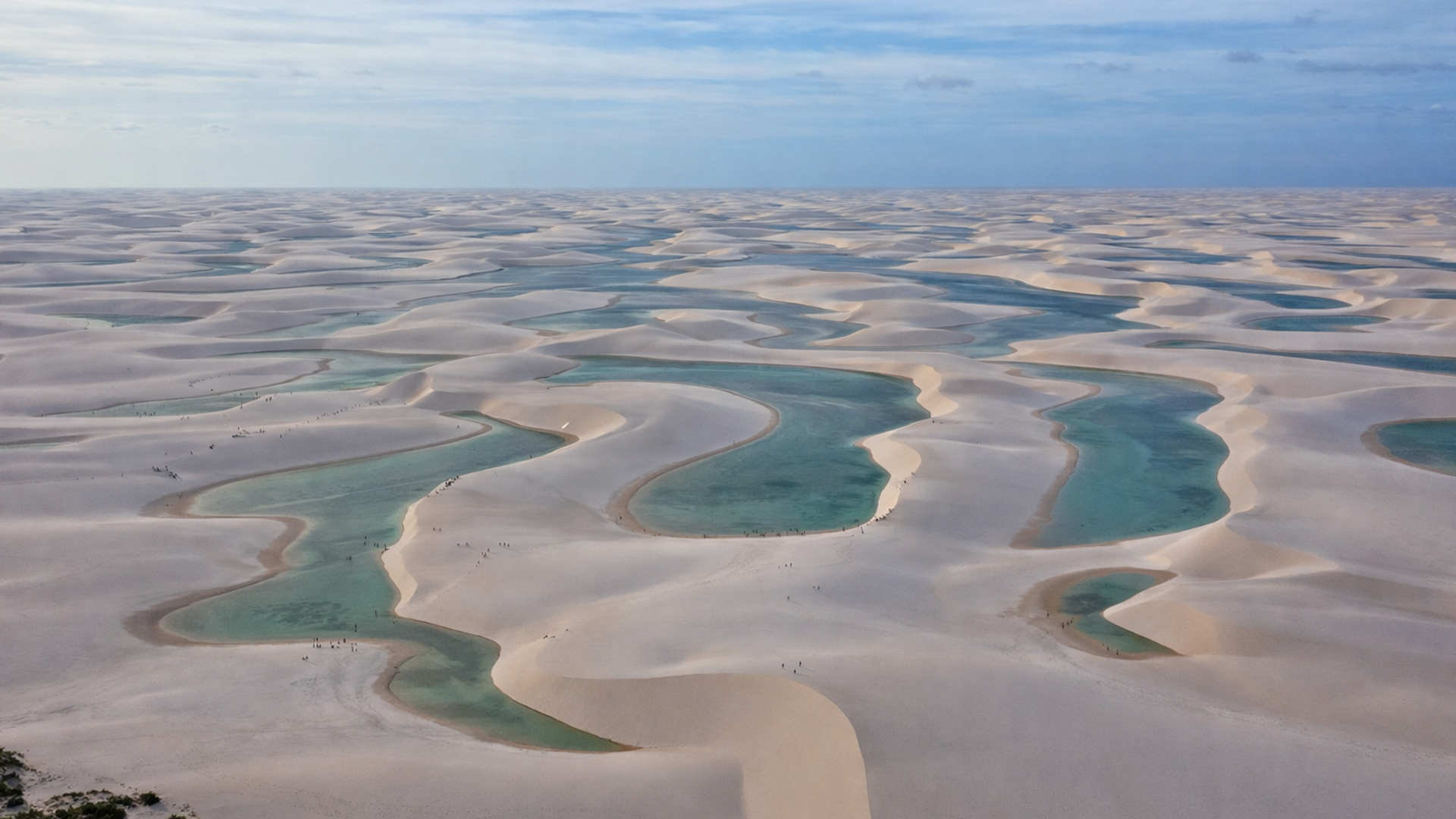 Lagunas azules entre dunas blancas en el norte de Brasil