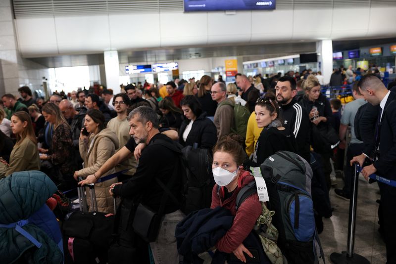 Radio frequency loss grounds flights in Greece, stranding thousands