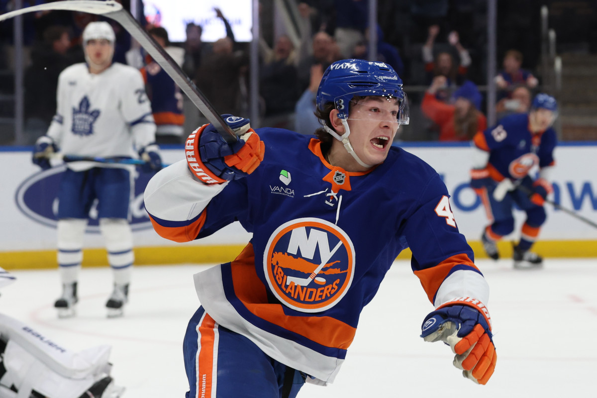 Matthew Schaefer honors late mother after OT winner