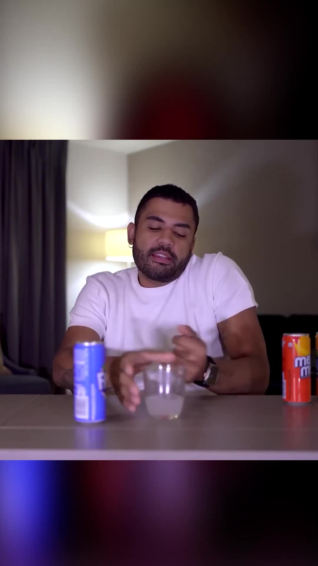 Refrigerante azul com gosto de água suja