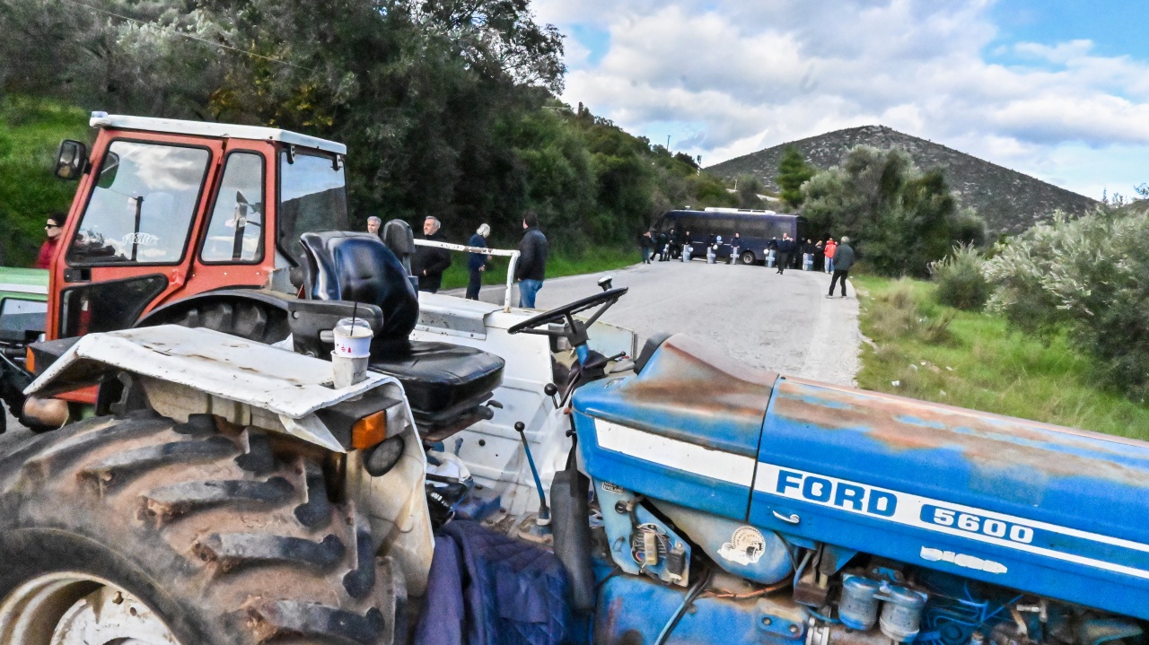 Κλιμακώνουν οι αγρότες με μπλόκα και πολύωρους αποκλεισμούς του οδικού ...