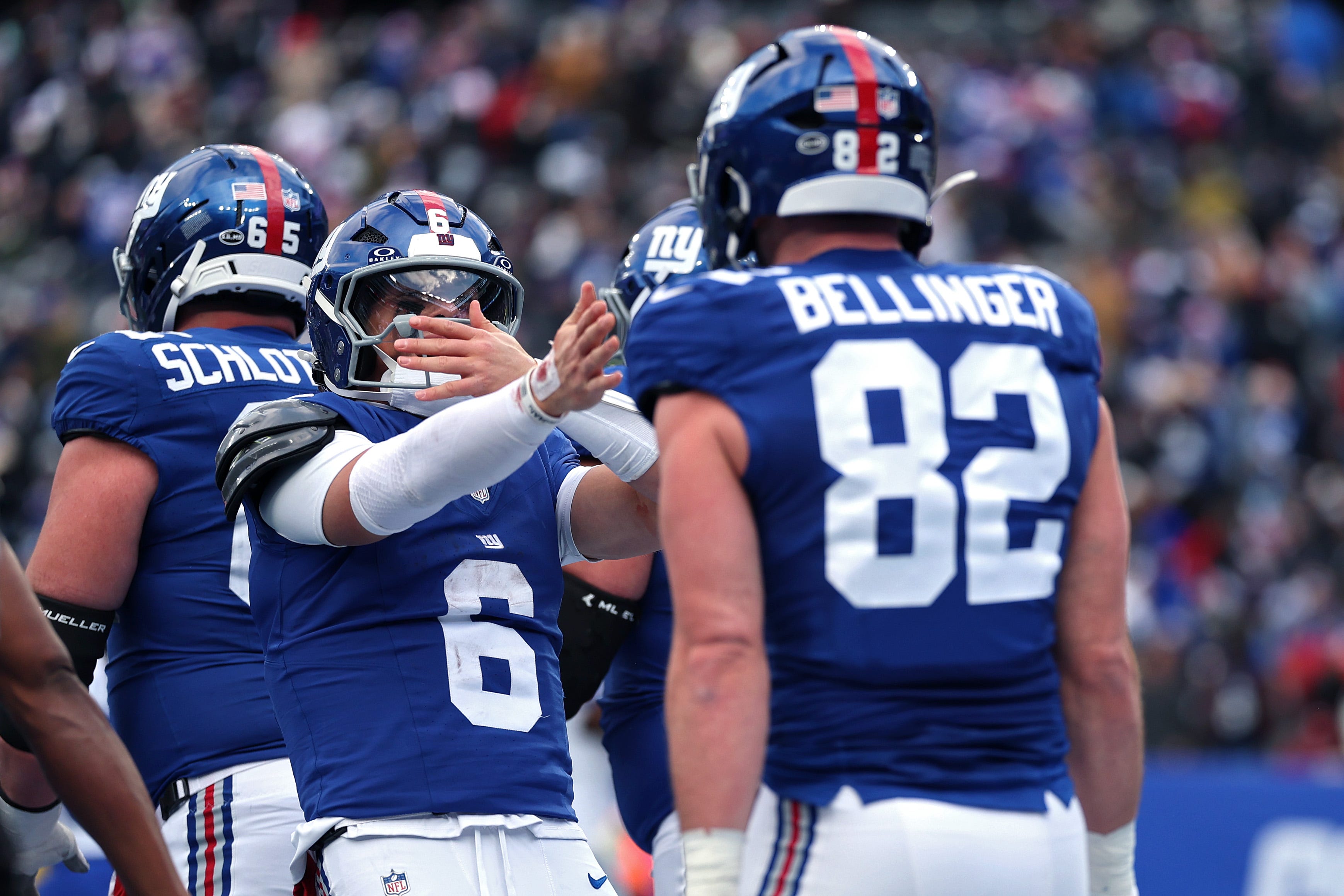 See Jaxson Dart's amazing flip pass TD to Daniel Bellinger vs Cowboys