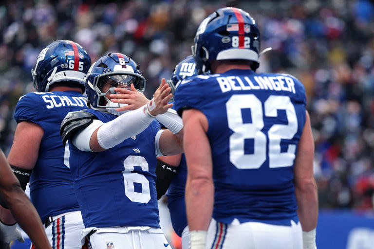 See Jaxson Dart's amazing flip pass TD to Daniel Bellinger vs Cowboys