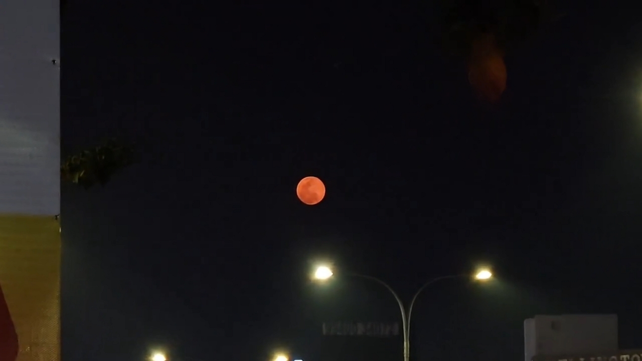 Wolf supermoon creates a stunning streetlamp illusion in India