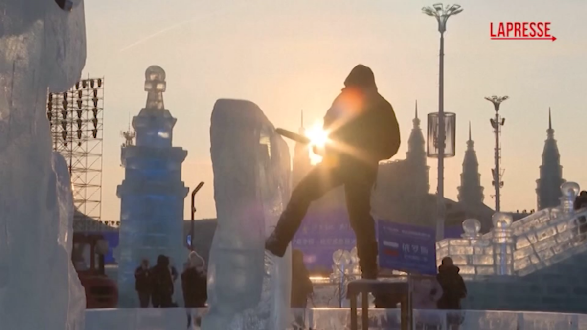 Cina, gli artisti scolpiscono sculture di ghiaccio scintillante al ...