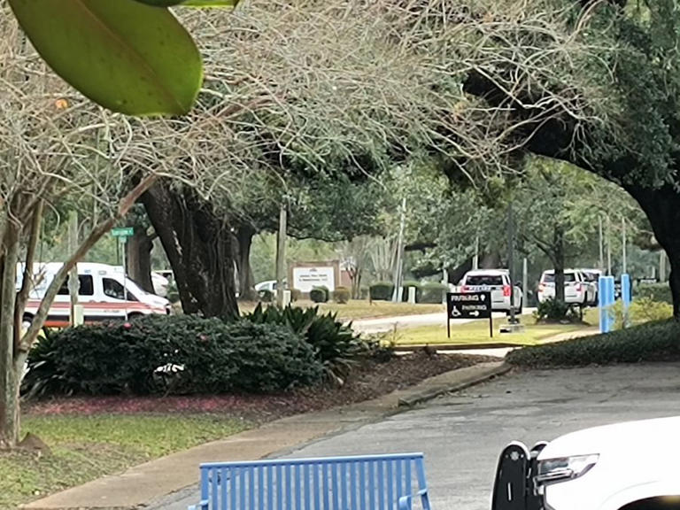 Breaking: Suspect barricaded in home in Midtown Mobile