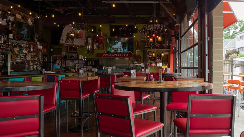 What's the actual difference between a bar and cantina?