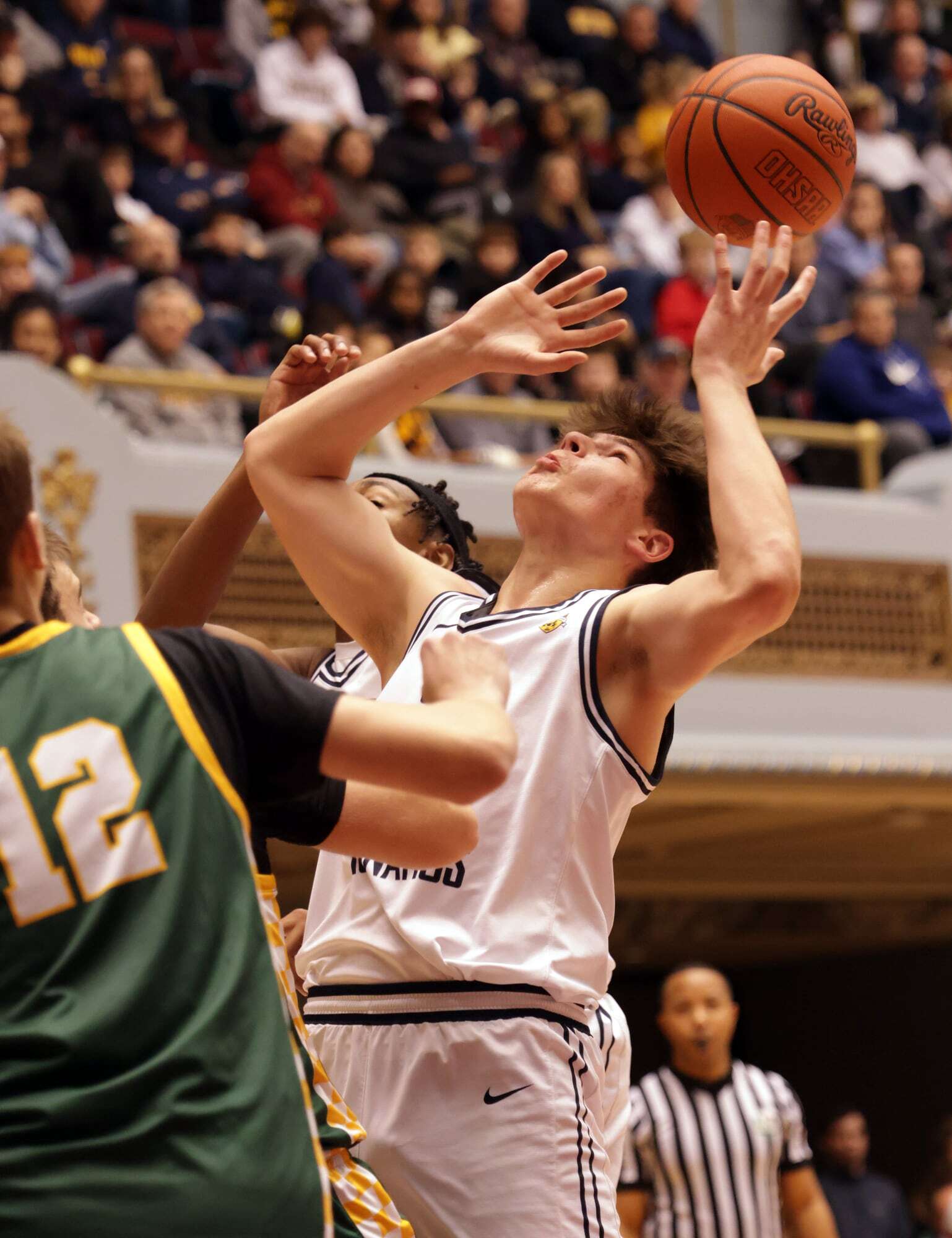 See how St. Ignatius basketball beat St. Edward at Public Hall (video)