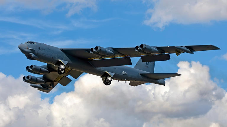 Boeing wins $2B contract to bring B-52 bombers into the modern age