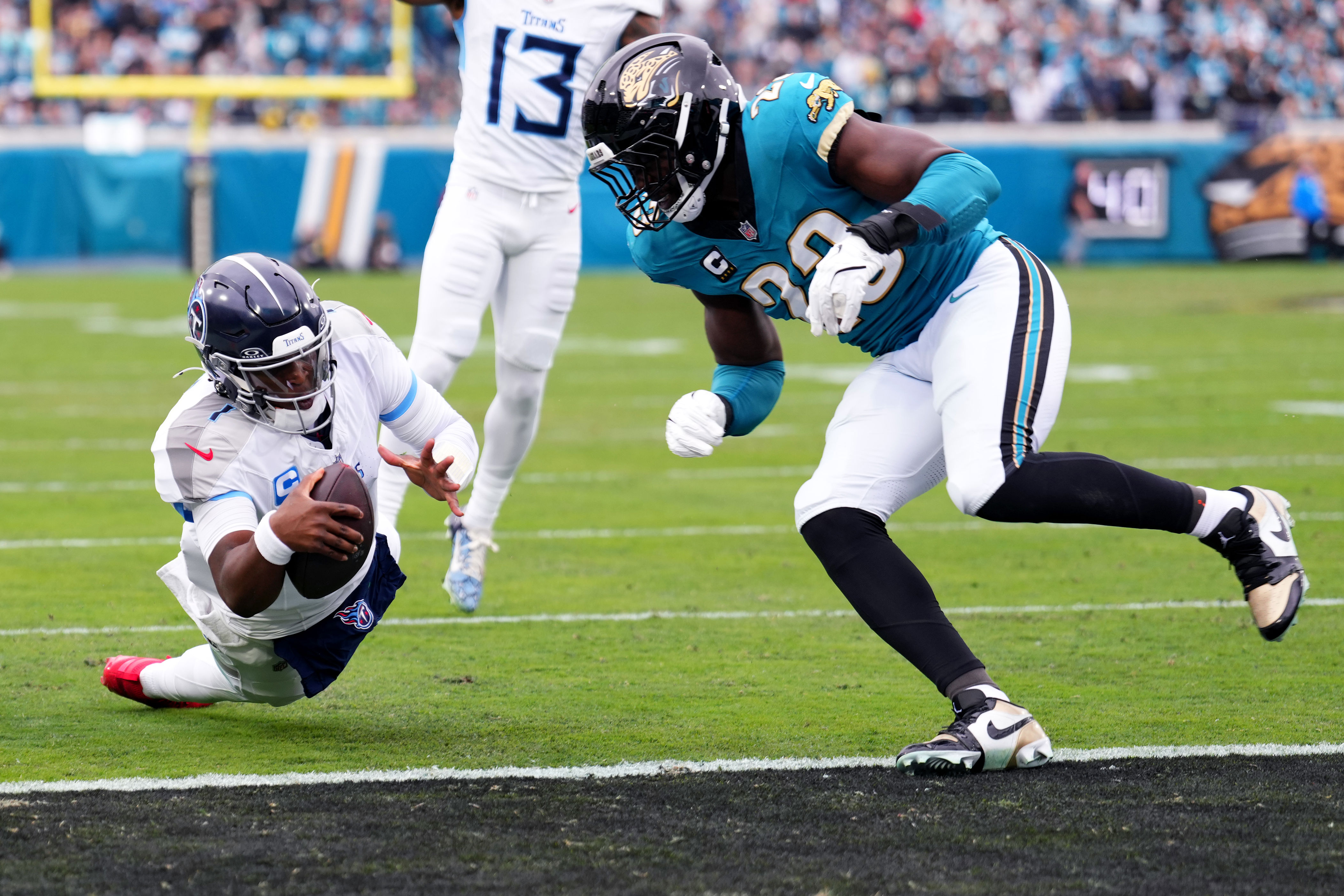 Titans QB Cam Ward leaves season finale against Jaguars with shoulder ...