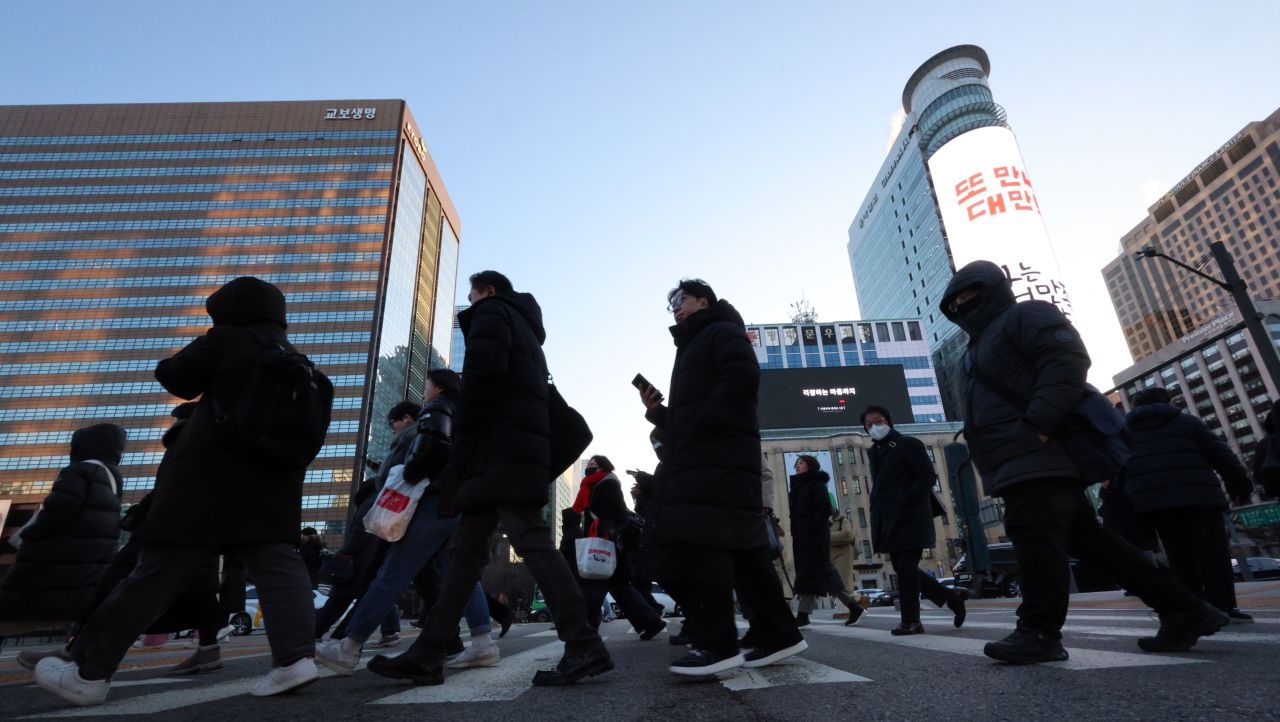 정년연장시 연공성 완화 필요…저연차 임금 높이고 고연차 낮춰야