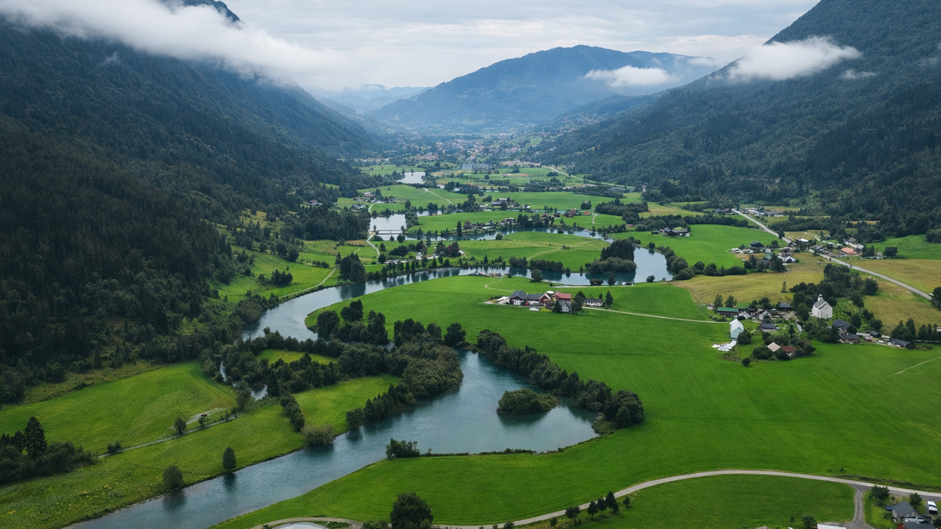 Where the river draws its own path