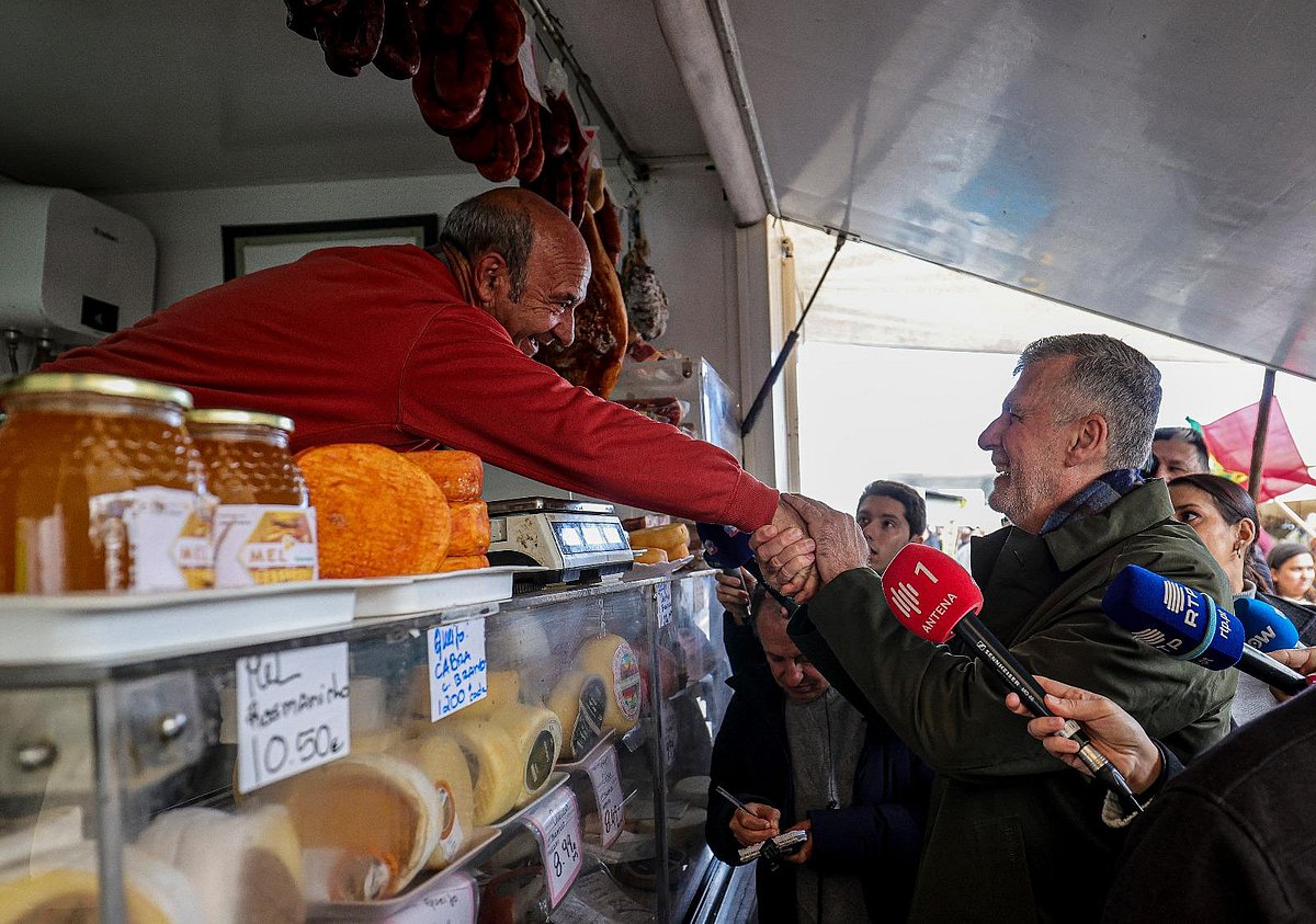 Um almirante para endireitar o país mas com cautelas e caldos de galinha