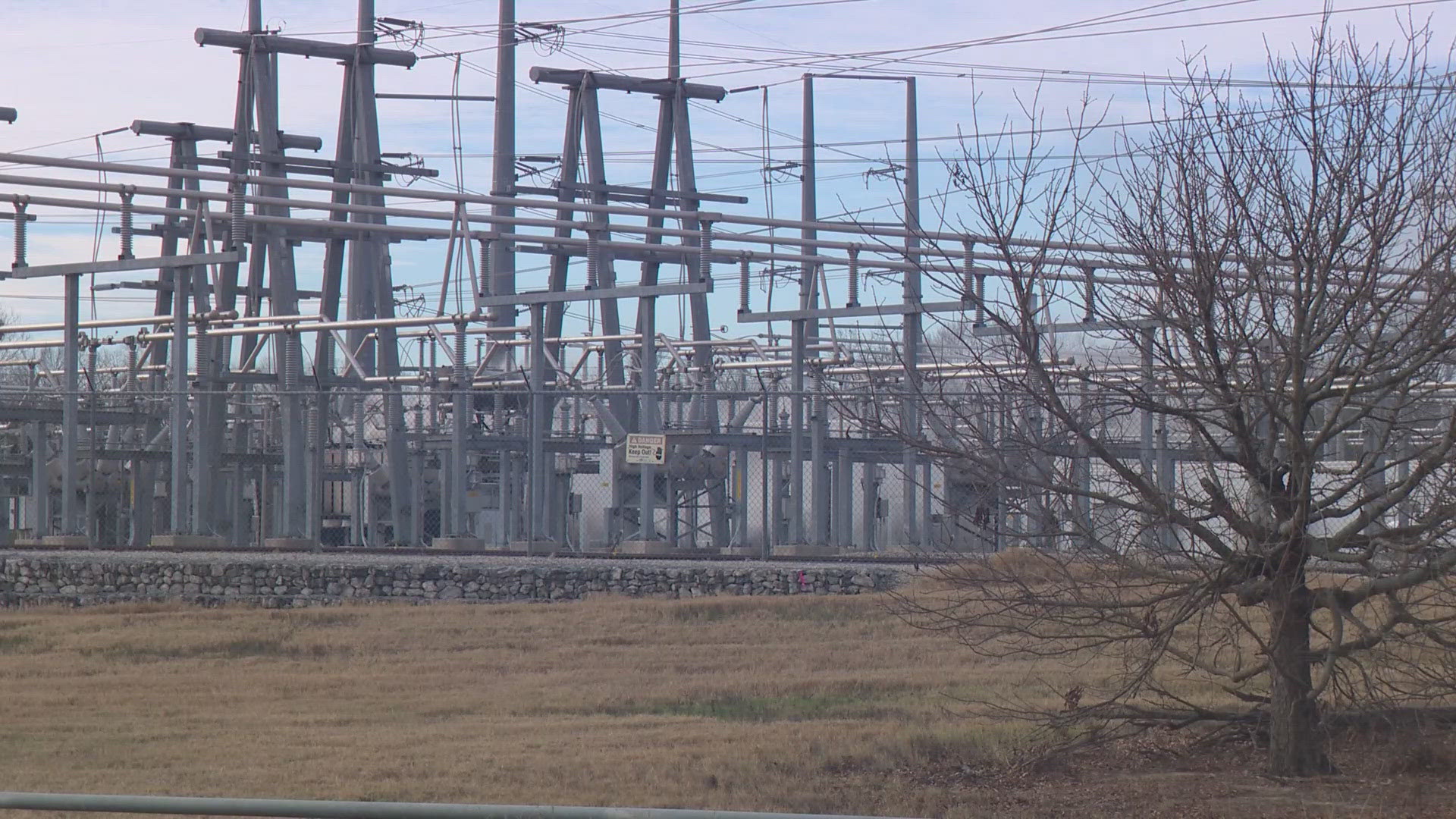 Dallas firefighters respond to fire at Oncor substation, officials say